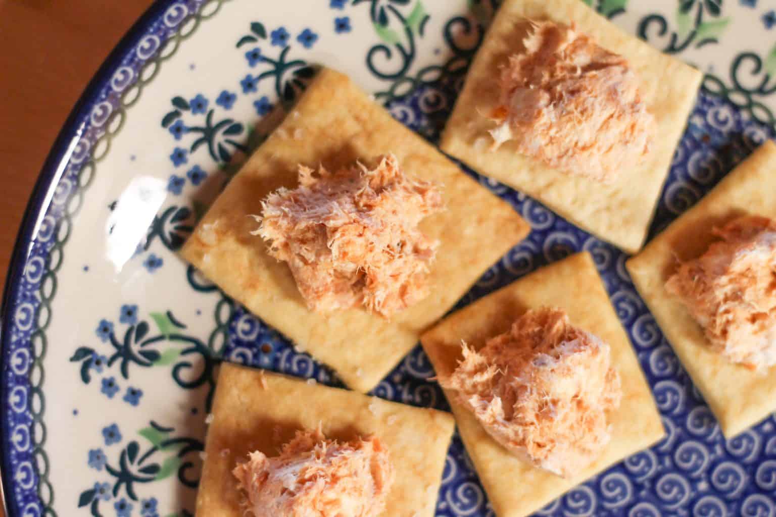 How to Serve Smoked Salmon with Crackers - Rosehips & Honey